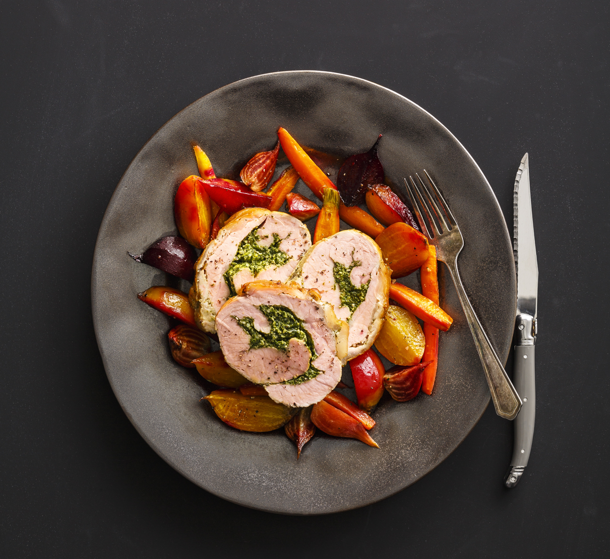 Longe de porc au pesto de coriandre et légumes rôtis - Le porc du Québec