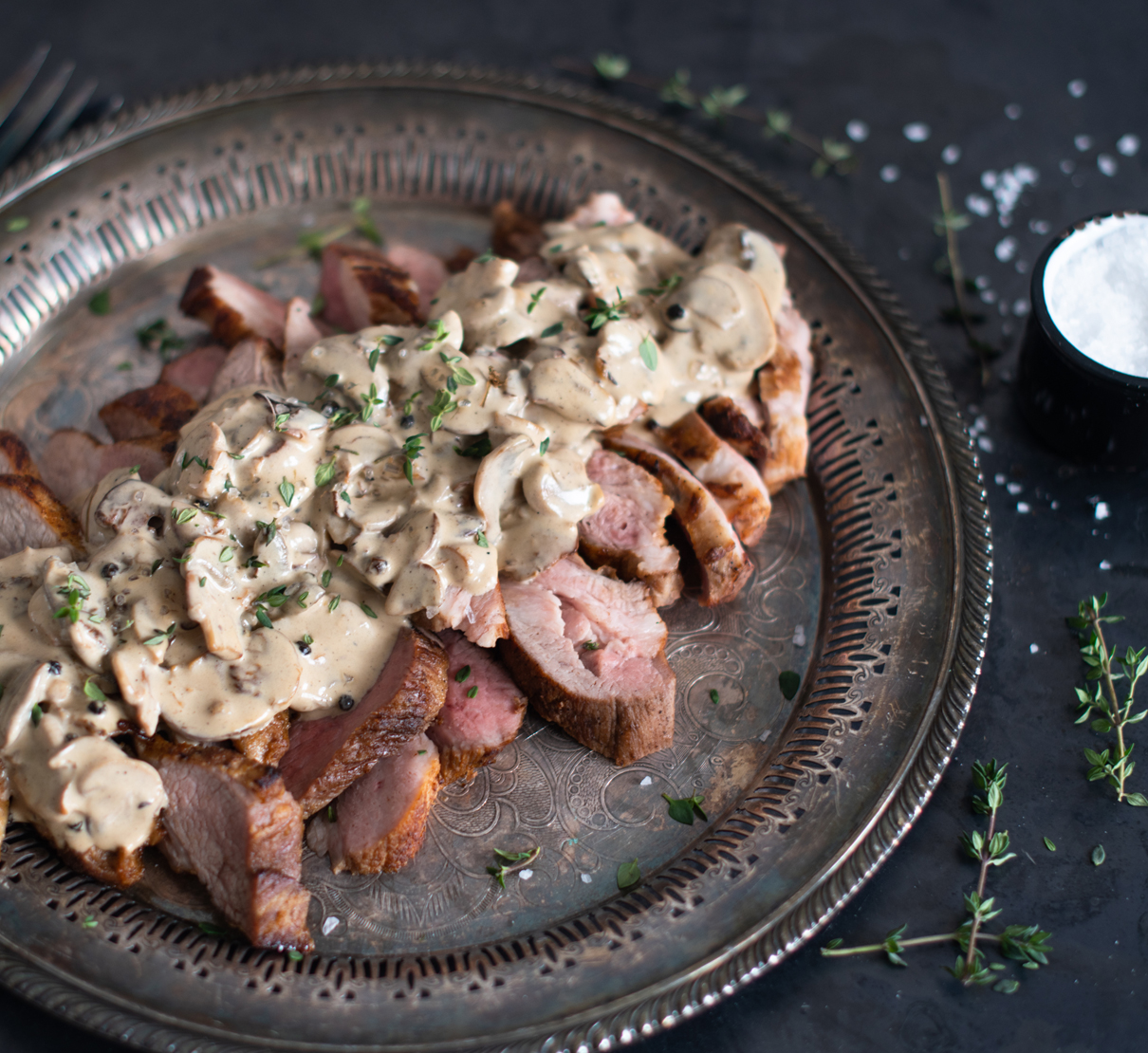 Steak de longe de porc grillé avec sauce aux champignons et au thym ...
