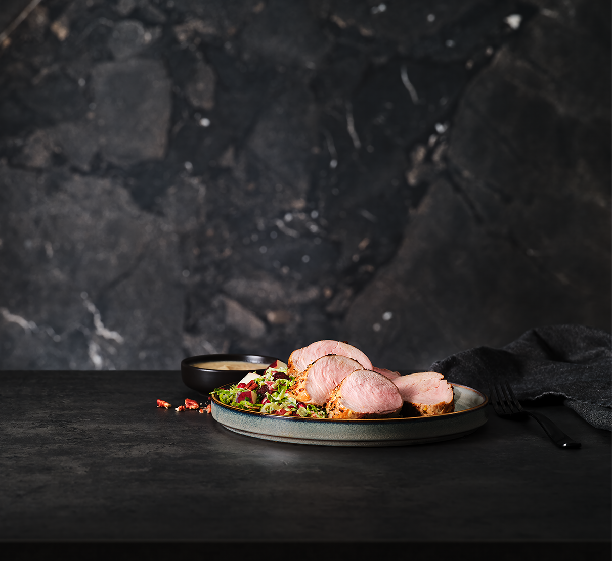 Filets de porc, salade et sauce aux pommes - Le porc du Québec